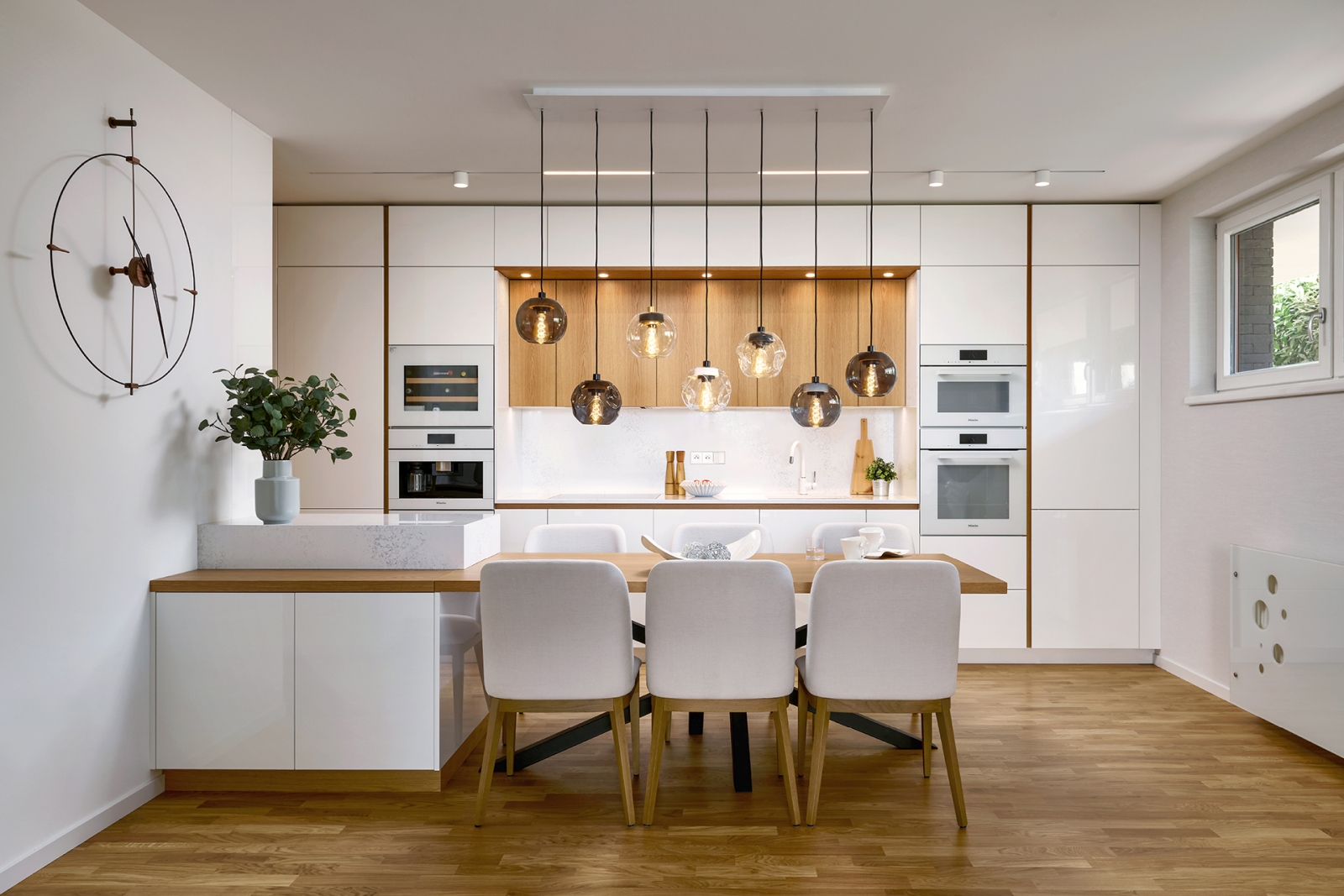 Kontrast lesku a dřeva | Rezidenční interiér Dejvice - CZECH INTERIOR AWARD